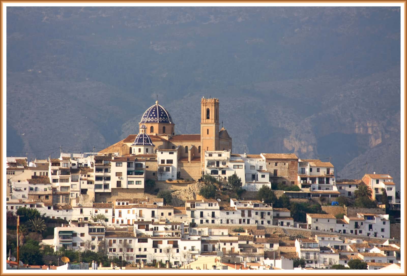 Altea perfilada sobre la Sierra de Bernia - Enamorados de Alicante