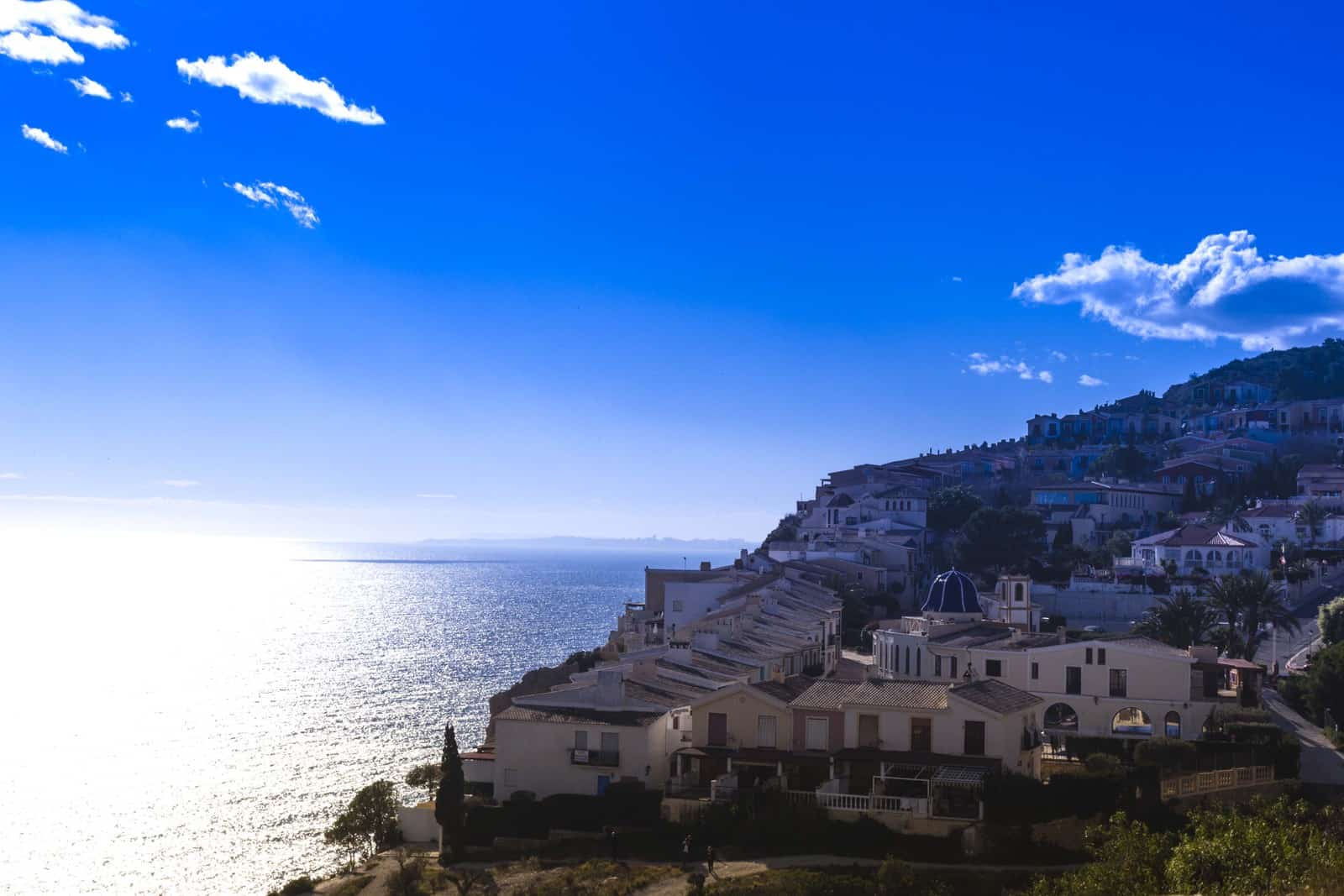 maniana luminosa sobre Pueblo Acantilado | Enamorados de Alicante