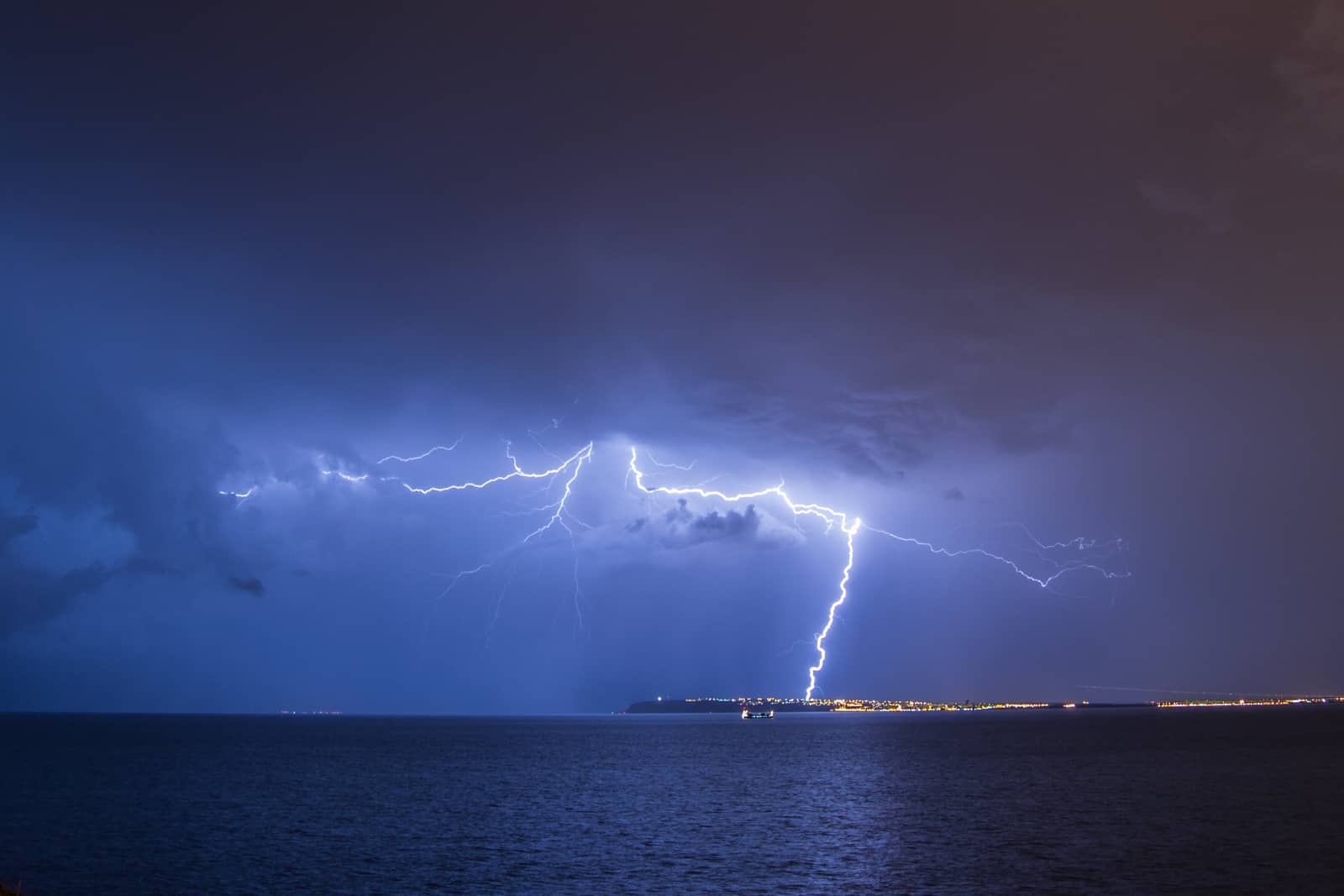 rayo cayendo al mar - Enamorados de Alicante