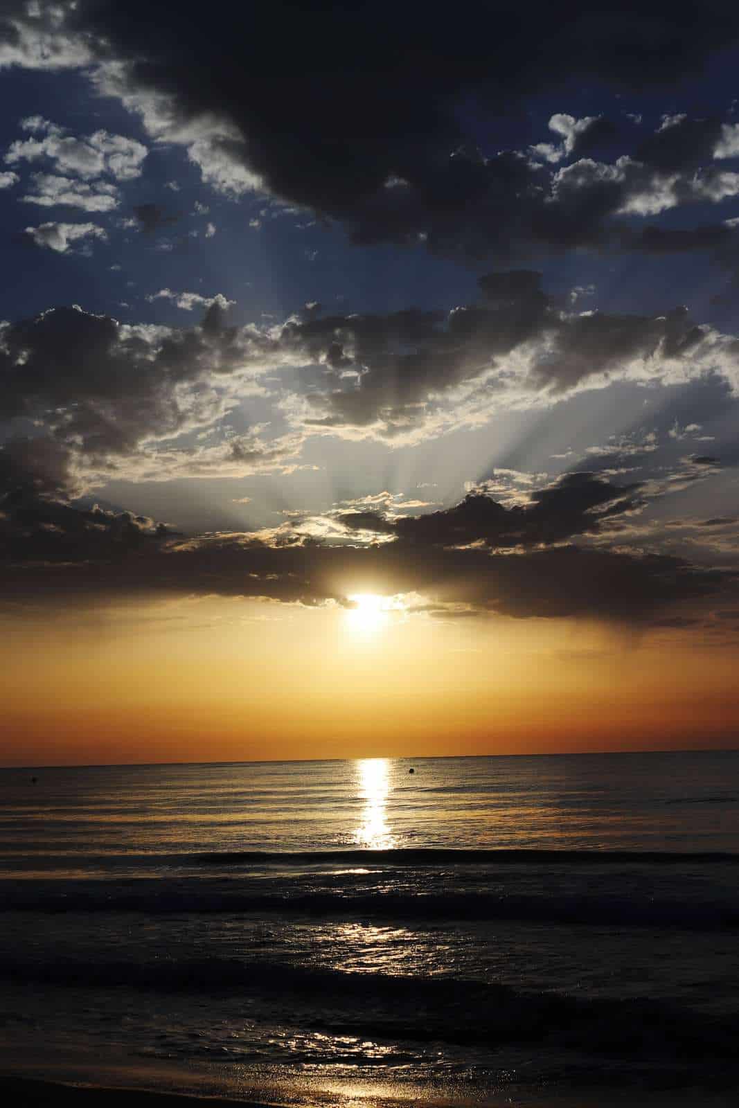 SOL ENTRE NUBES - Enamorados de Alicante